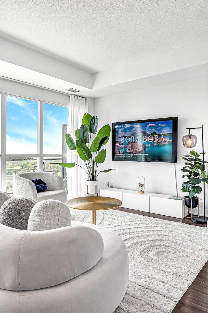Charming Lakeview Suite + Parking - Toronto