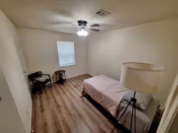 Comfortable Room For Short Stay - College Station, TX