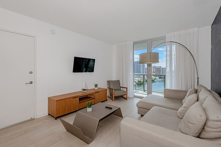 1 Bedroom & Kitchen At Beachwalk Luxe Pool - Gym - Hallandale Beach, FL