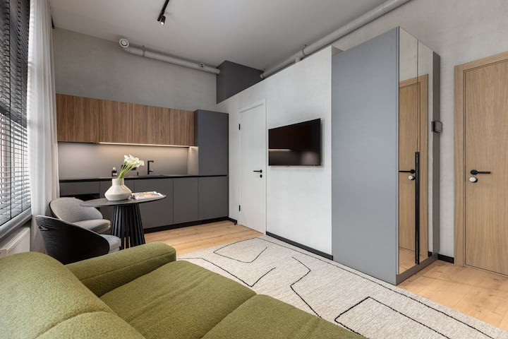 Hallo Loft: Trendy Glass-walled Apt In City Center - Riga