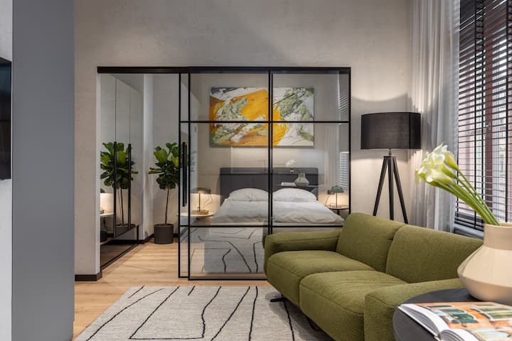 Hallo Loft: Trendy Glass-walled Apt In City Center - Riga