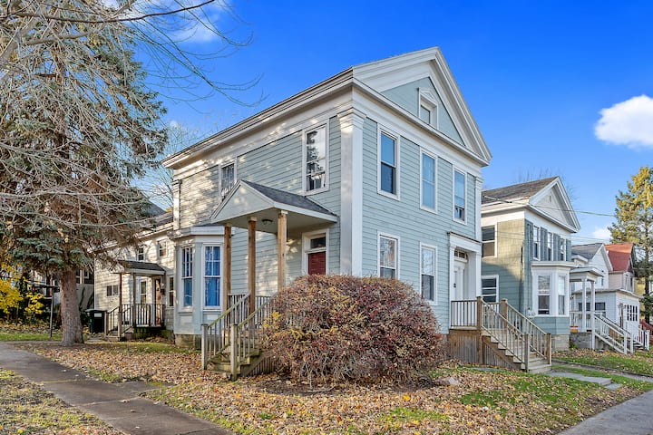 Cozy 3br Home In Oswego, Walk To Lake & Dining - Oswego, NY