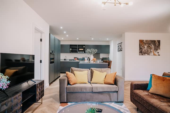 Spacious Pad Canal View Balcony Family Contractors - Birmingham