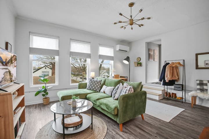 Camden Comfort | 2 | Victory Parkway Furnished Gem - Minneapolis, MN