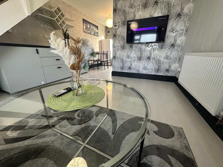 Indulgent Cozy 2 Br Home - 斯文敦