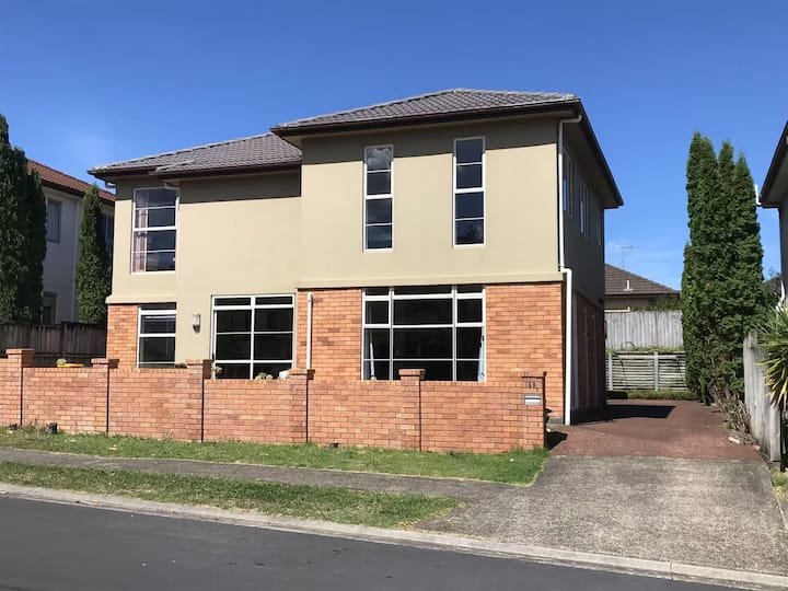 Stylish 5 Bedroom Property - Auckland