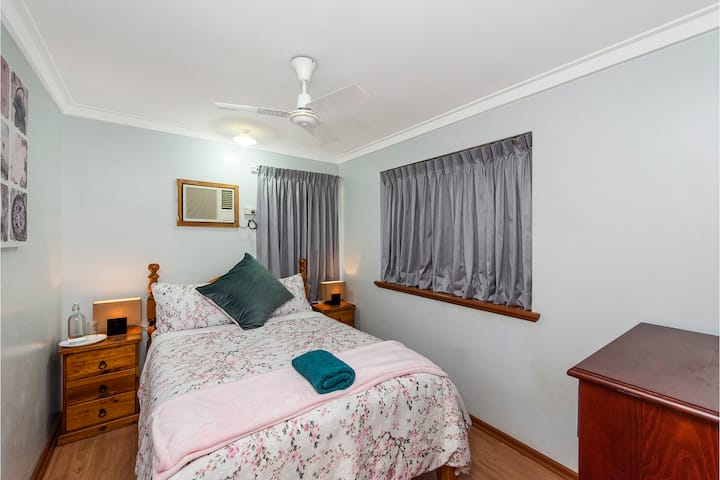 Comfy Room V, Double-sized Bed - Kalamunda