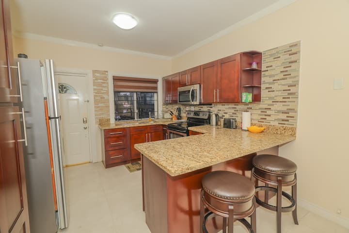 Abu Dhabi Suites 2br W/balcony/pool - Kingston, Jamaica