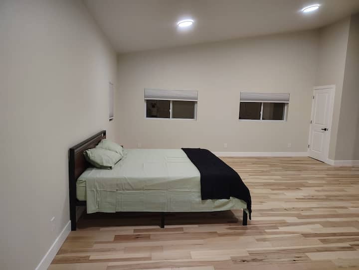 20 Min Downtown Private Entry, Deck, King Bed-bath - Thornton, CO