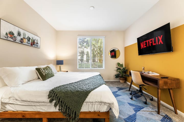 Chic & Cozy Condo Near Disney - Pool & Gym - Tustin, CA