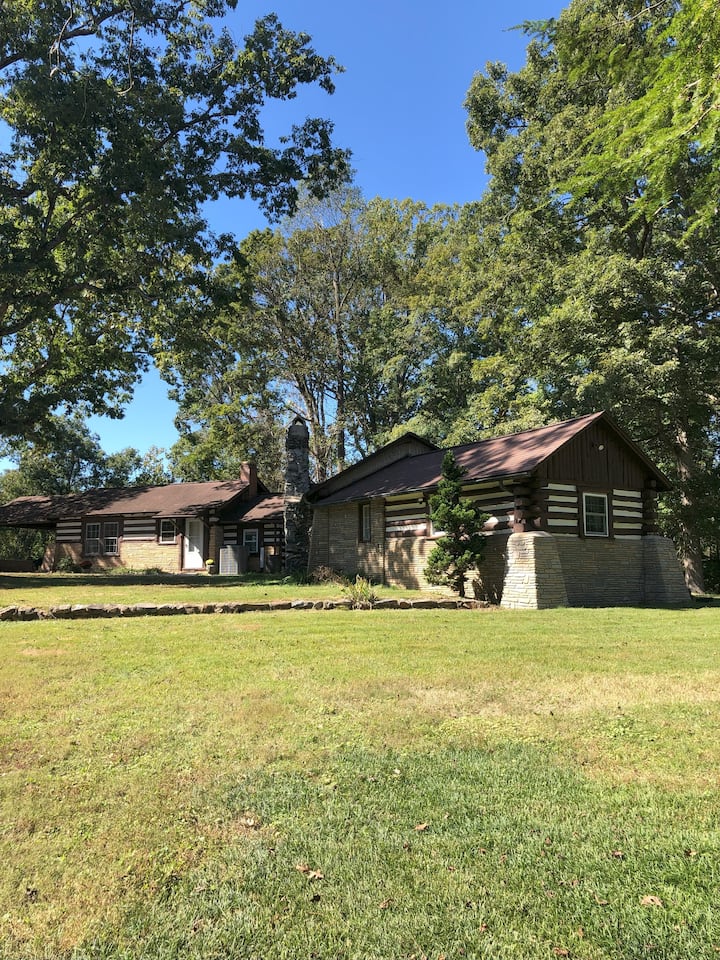 Historic Cabin Getaway! - Greensboro