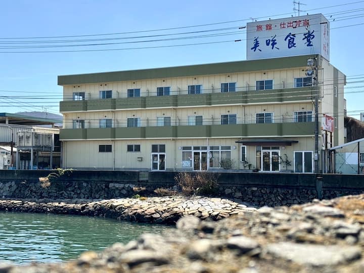 広々とした和室&アートな大浴場あり!朝食,
夕食が追加可能。料理が人気の美咲旅館 - 사카이데시