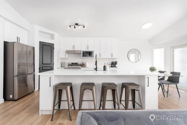 Meadowbrook | Sleeps 12 | Garage - Edmonton