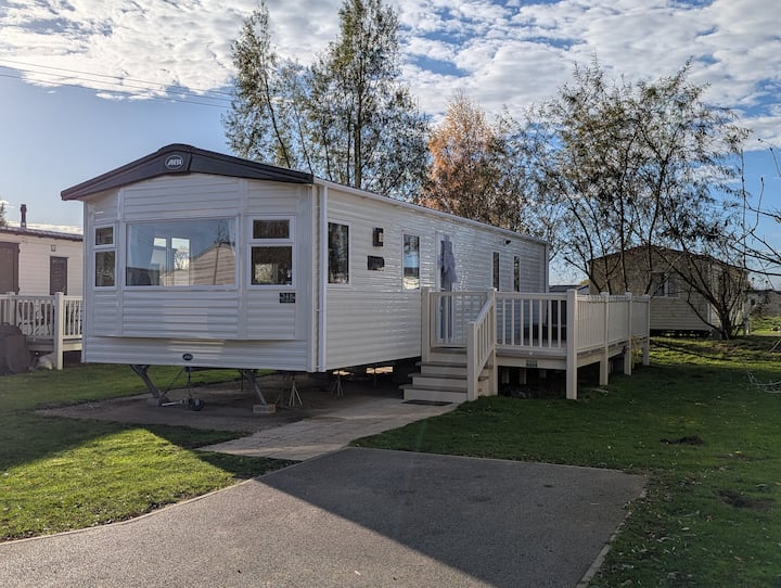 Luxury 2 Bed Caravan With Hot Tub On The Fairway - Woodhall Spa