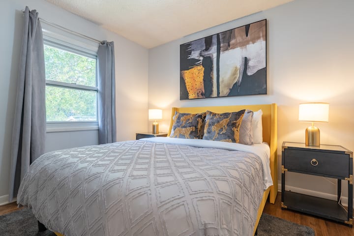 3 Bdrm Suite *A/c, Free Parking & Yard W/ Bbq* - Calgary