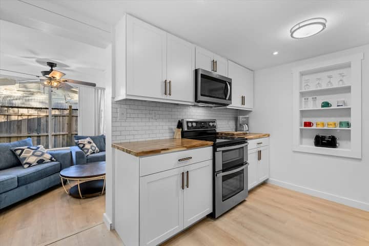 Coastal 2-bedroom Home Close To Beaches - Englewood, FL