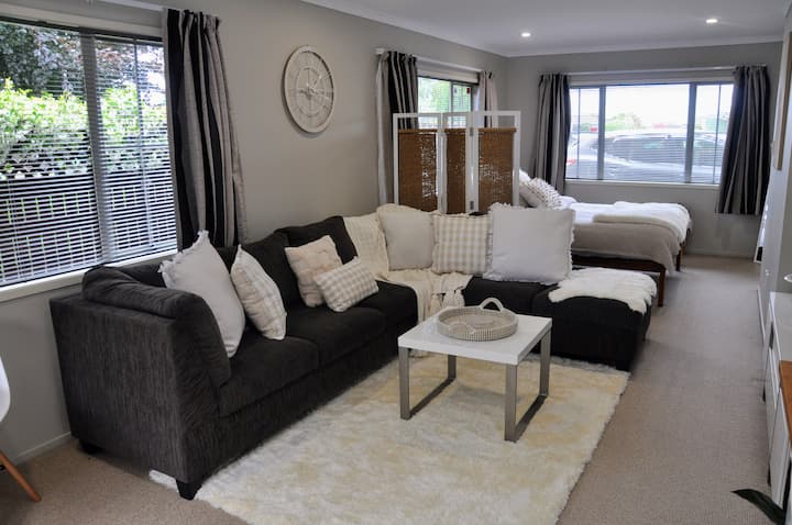Kick Back In This Idle Retreat - Tauranga