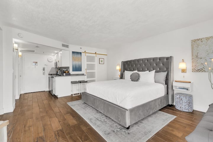 Lakefront Studio •Private Terrace• Near Universal - Orlando, FL