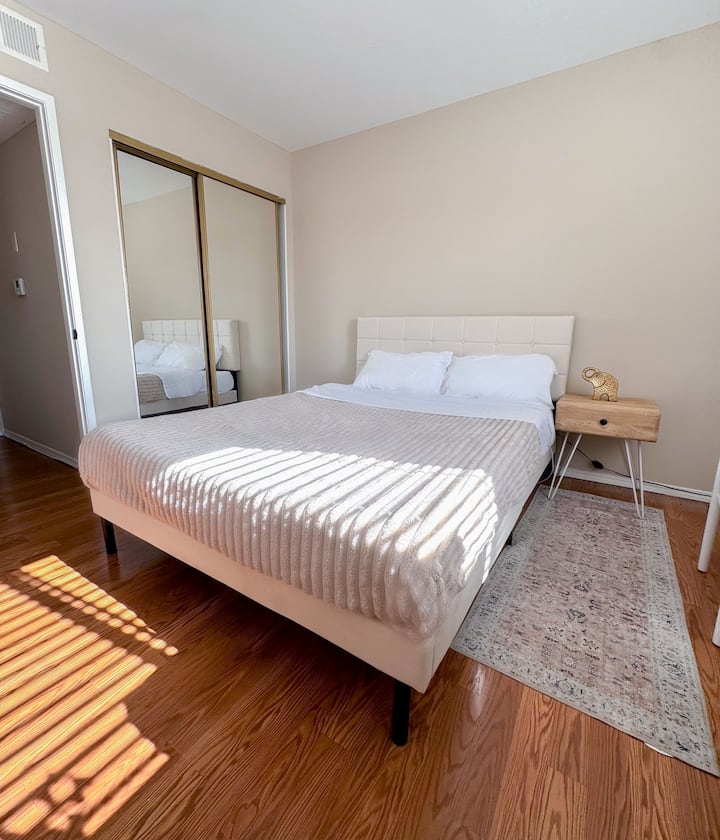 Bright & Central Room In Beverly Grove - Los Angeles, CA