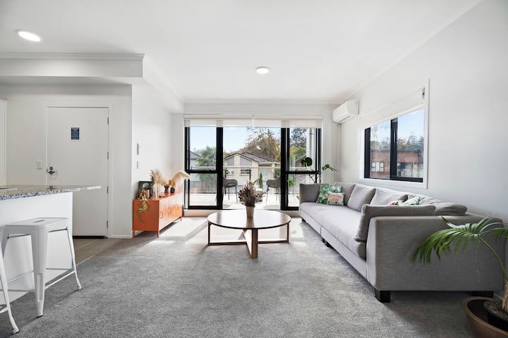 Modern 2 Bedroom 2 Bathroom Quiet Oasis Apartment - Auckland