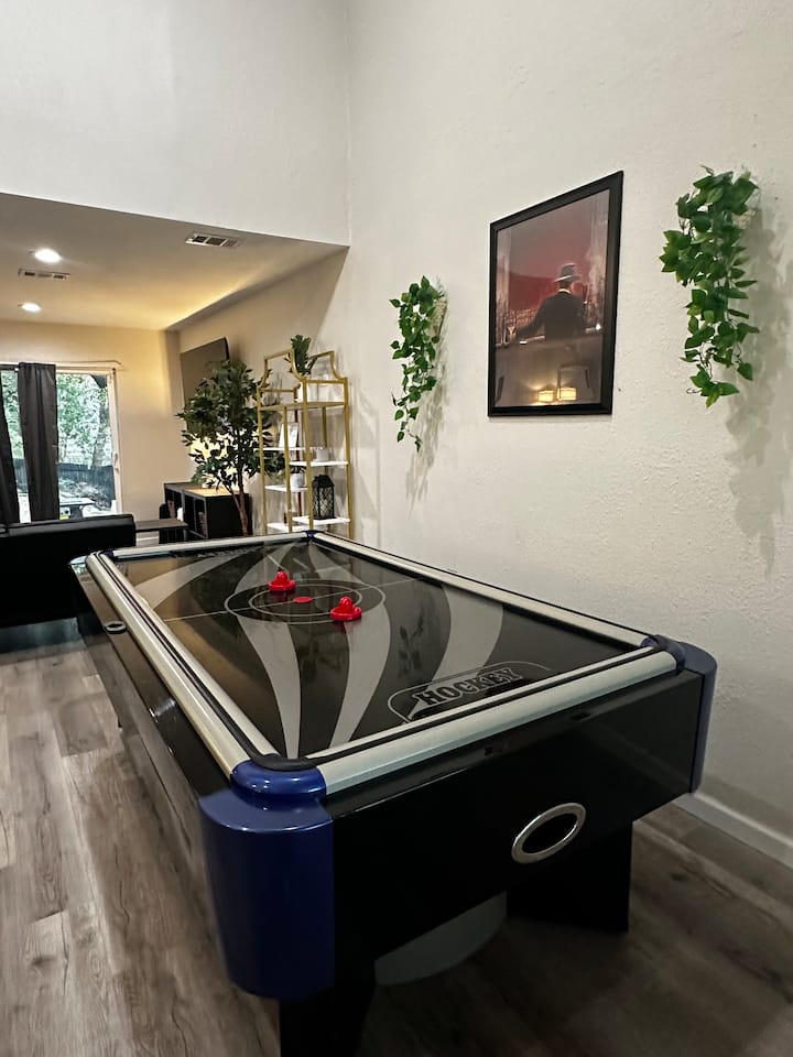 Cozy Fun Getaway: Fire Pit, Table Hockey & More! - Arlington, TX