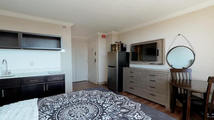 Large Studio Free Indoor Parking - Morgan State University, Baltimore