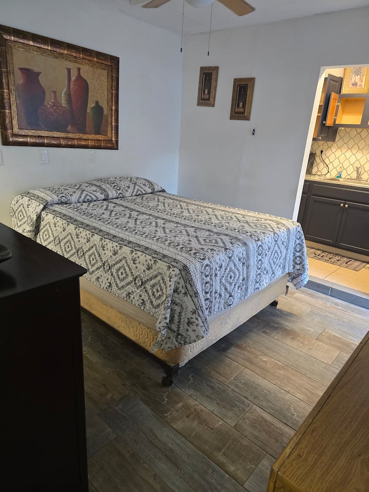 Place 2 Minutes From Downtown - Fort Myers, FL