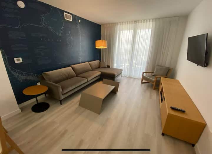High-floor Gem: Bay Views, Pool & Steps To Beach - Hallandale Beach, FL