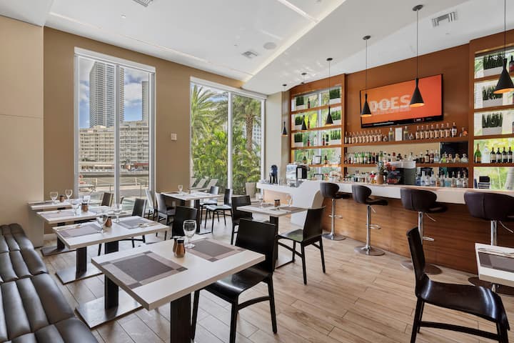 Deluxe Studio At Beachwalk 29th Pool - Gym - Beach - Hallandale, FL