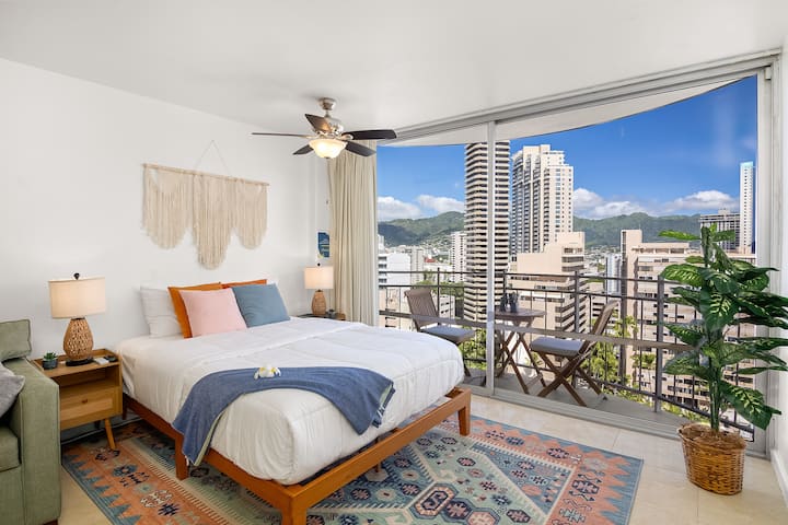 Beautiful Beachside Condo W/ A/c - Honolulu, HI