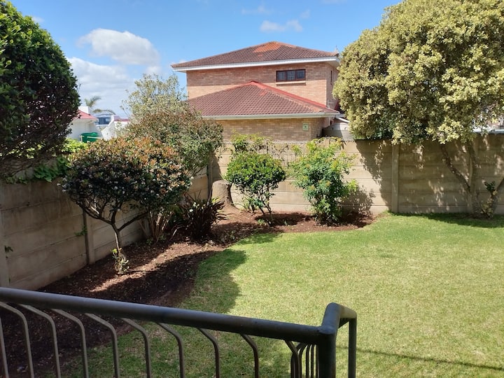 Home Away From Home Holiday Flat - Jeffreys Bay
