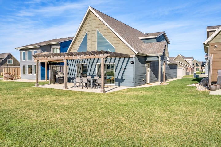 Cabin With Gaming Room - Okoboji, IA