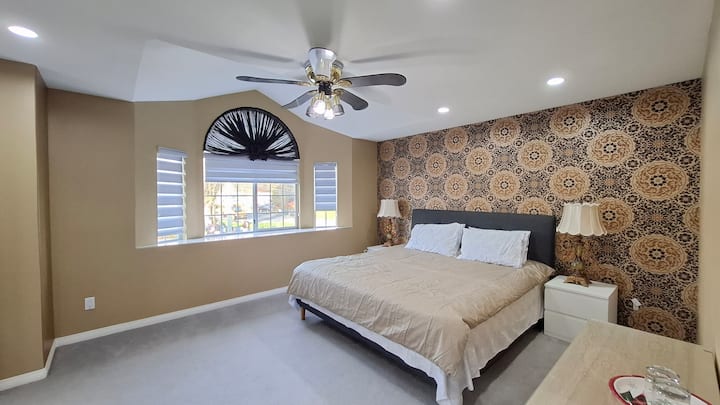 B Bright & Spacious Master Bedroom - Ladner
