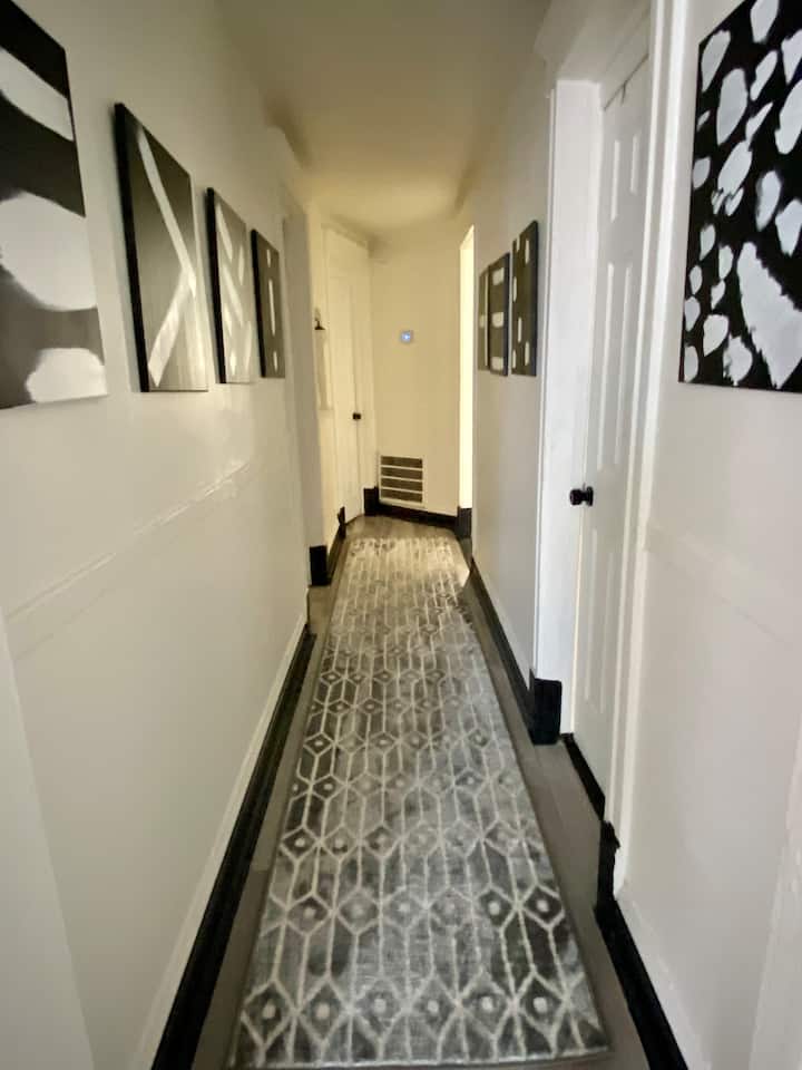 Stylish Retreat Near U Of C - Chicago, IL