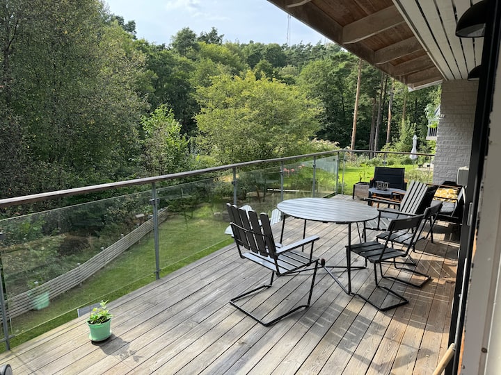 Naturnära Villa För 2 Familjer Med Stor Altan - Lerum