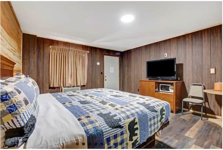 Spacious King Room - South Fork, CO