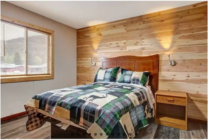 Family Room, 3 Full Size Beds - South Fork, CO