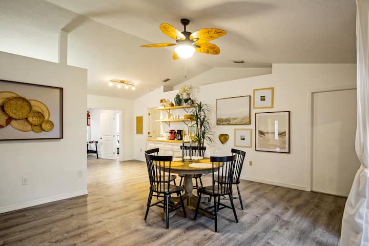 Families And Large Groups, With Tvs In Every Room - Palm Bay