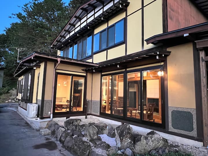 丘の中腹の一軒家で最高の見晴らし！伝統的な日本住宅をリノベーション/132㎡6名でもゆったり - 다카야마시