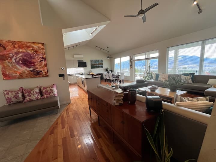 Modern View Home Hot Tub, Sleeps 10 - Penticton