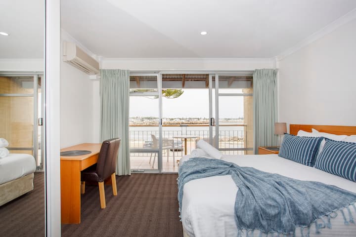 Mariners Lookout On The Harbour - Fremantle