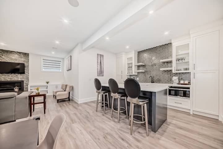 Lux Emerald Entire Unit In Sw Calgary - Calgary