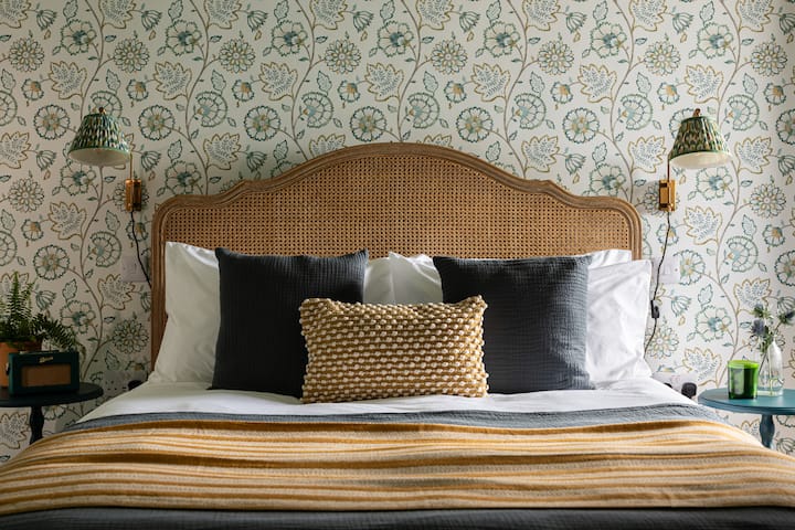 Hawk's Ledge - Otium Wine Estate - Alton, UK