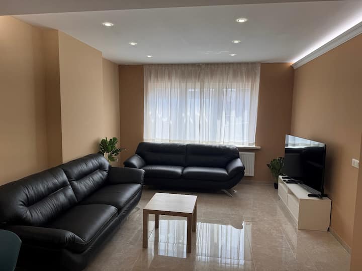 Six-bedroom House With Garden - Mol