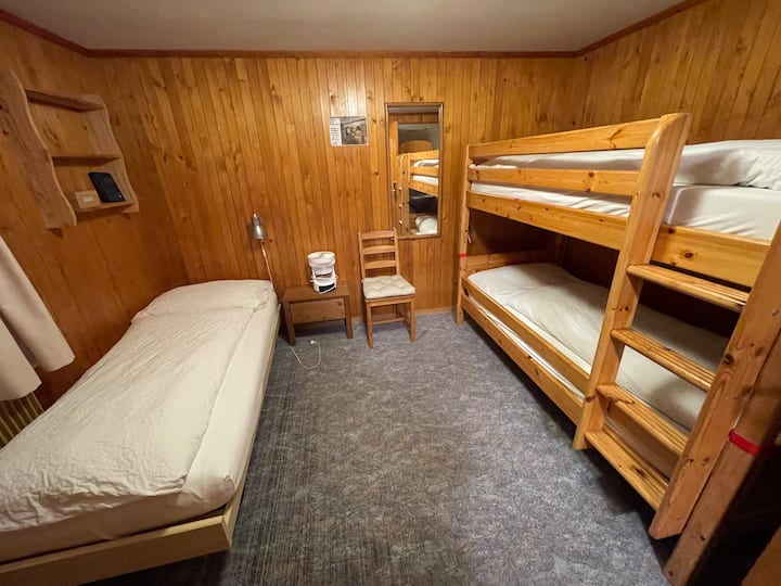 Privates 3 Bett Zimmer Tv  Gemeinschaft Dusche Wc - Bürchen