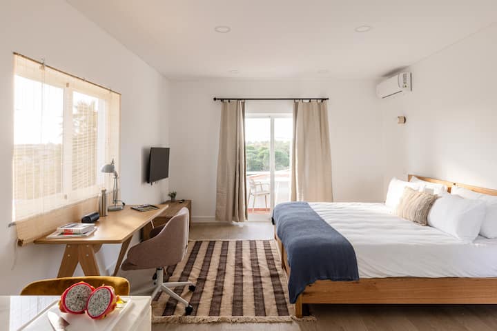 Studio W/ Sunny Balcony, Workspace, Pool & Garden - Vilamoura