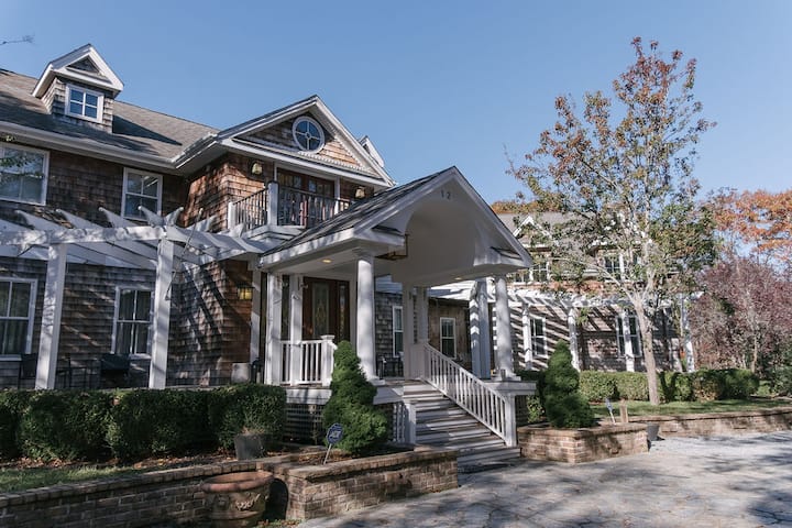 Tranquil & Traditional In The Hamptons - Hampton Bays, NY