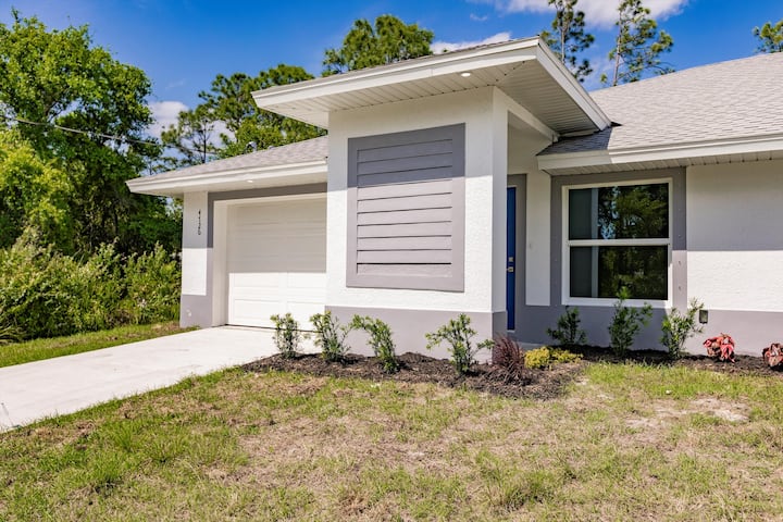 Cozy Home Away From Home - Lehigh Acres, FL