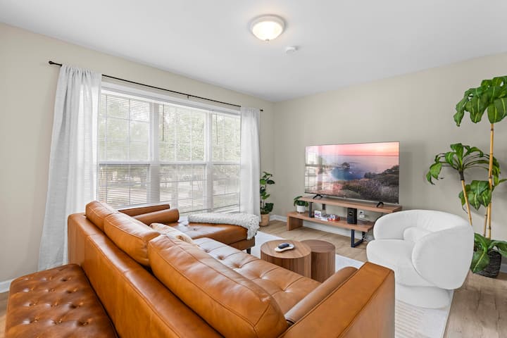 3br Dreamy Home With Personal Tvs In Raleigh! - Raleigh