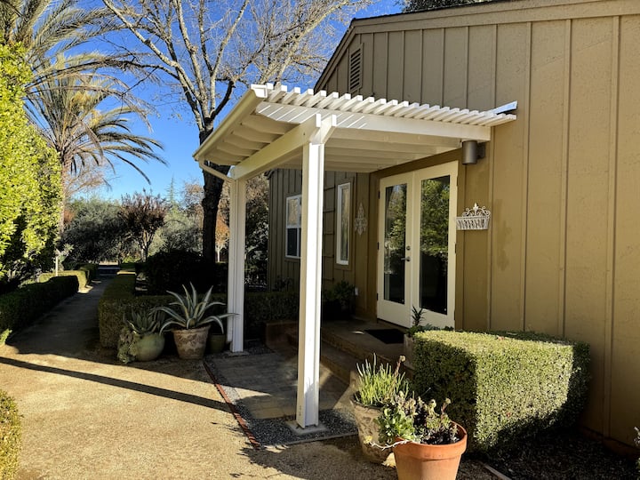 Cozy Cottage With Pool & Bocce - Napa Valley, CA
